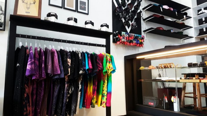 Unik! Ini Beberapa Koleksi di Artozh Distro, Lihat Fotonya ...