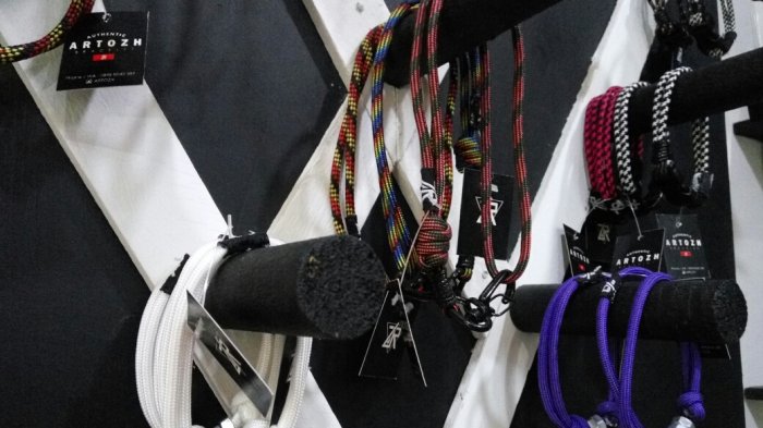 Unik! Ini Beberapa Koleksi di Artozh Distro, Lihat Fotonya ...