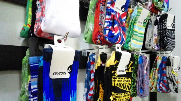 Unik! Ini Beberapa Koleksi di Artozh Distro, Lihat Fotonya ...