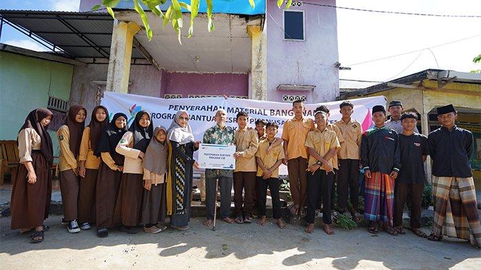 PLN Nusantara Power UPDK Kapuas Serahkan Bantuan ke Pondok Pesantren di Delta Pawan ...