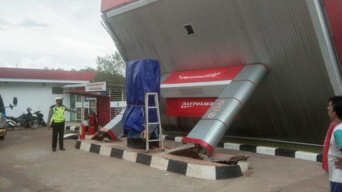 VIDEO: Atap Bangunan SPBU di Sanggau Roboh - Tribunpontianak.co.id