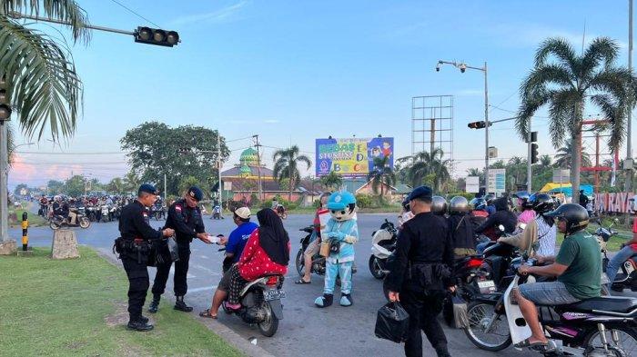 Personel Brimob Kalbar Berbagi Berkah Takjil di Bulan Ramadhan kepada Warga - Tribunpontianak.co.id