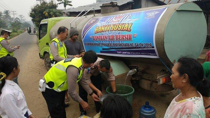 Kemarau Panjang, Polres Ketapang Bagikan Air Bersih di Dua Desa - Tribunpontianak.co.id