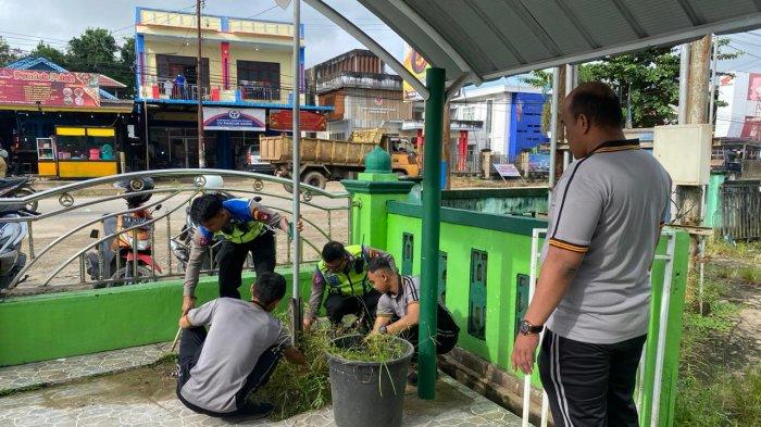 Personel Polres Sekadau Menggelar Bakti Religi, Bersihkan Dua Masjid di Desa Mungguk ...