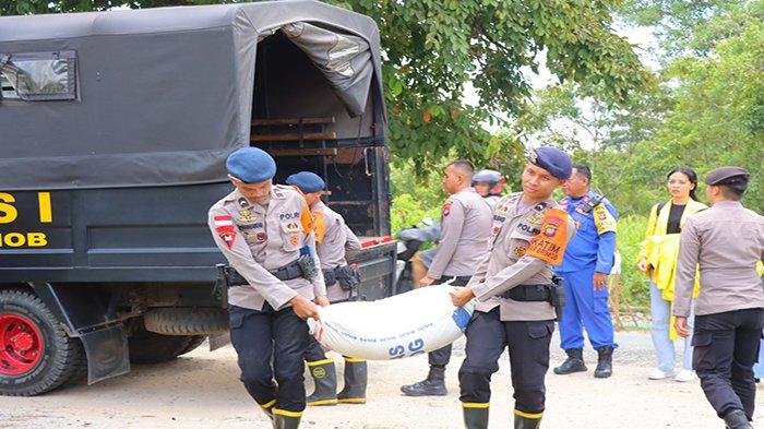 Sebanyak 1,9 Ton Beras Mulai Disalurkan untuk Warga Terdampak Banjir di Sintang ...