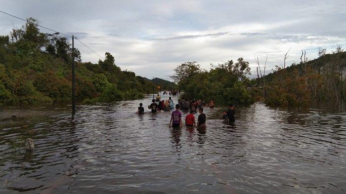 Banjir Sebabkan Akses Jalan Sintang-Melawi Lumpuh Total - Tribunpontianak.co.id