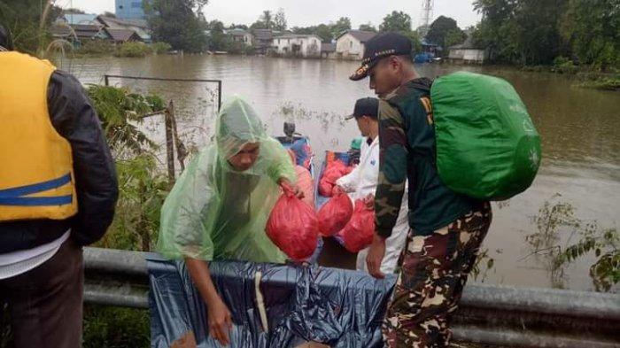 Banser dan LAZISNU Melawi Susuri Jalan Raya yang Terendam Banjir ...