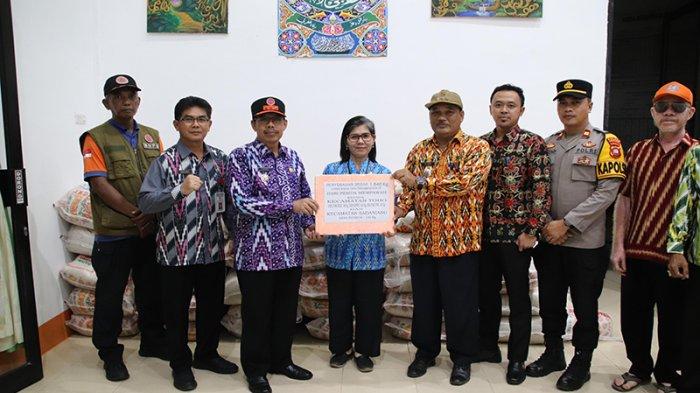 Pj Bupati Mempawah Salurkan 1,6 Ton Beras untuk Warga Korban Banjir di Kecamatan Toho dan ...
