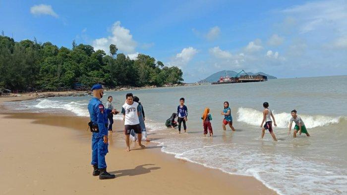 Personel Polair Polres Bengkayang Beri Pelayanan Masyarakat Berwisata di Pantai Kura-kura Beach ...