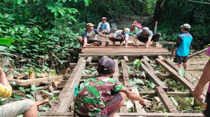 Warga Desa Belatung Embaloh Hilir Kapuas Hulu Perbaiki Jembatan dan ...