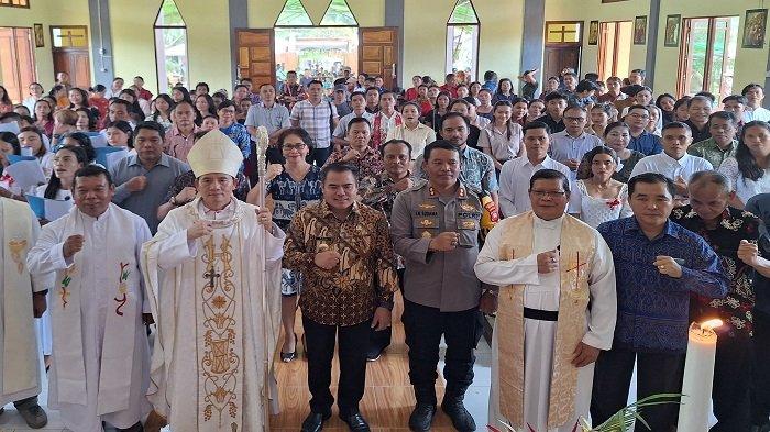 Kapolres Sekadau Hadiri Peresmian Gereja Santo Petrus Rasul Stasi Danau Raya - Tribunpontianak.co.id