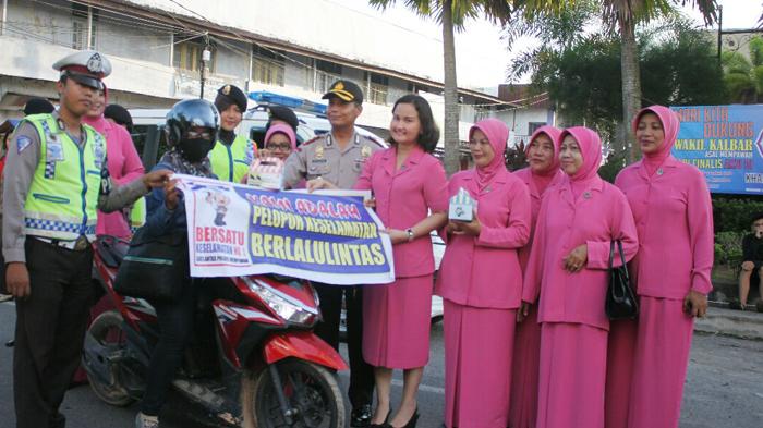 Ibu-Ibu Berseragam Pink Bagikan Takjil di Pasar Mempawah ...