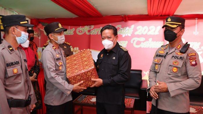 Bupati dan Kapolres Sanggau Lakukan Pengecekan Pos Pam Terpadu Dalam Rangka Operasi Lilin Kapuas ...