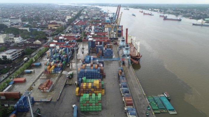 FOTO: Aktivitas Bongkar Muat di Pelabuhan Peti Kemas Dwikora Pontianak ...
