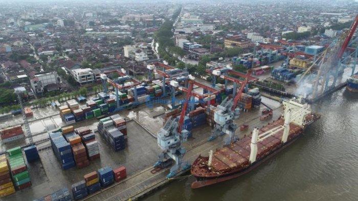 FOTO: Aktivitas Bongkar Muat di Pelabuhan Peti Kemas Dwikora Pontianak ...