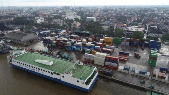 FOTO: Aktivitas Bongkar Muat di Pelabuhan Peti Kemas Dwikora Pontianak ...