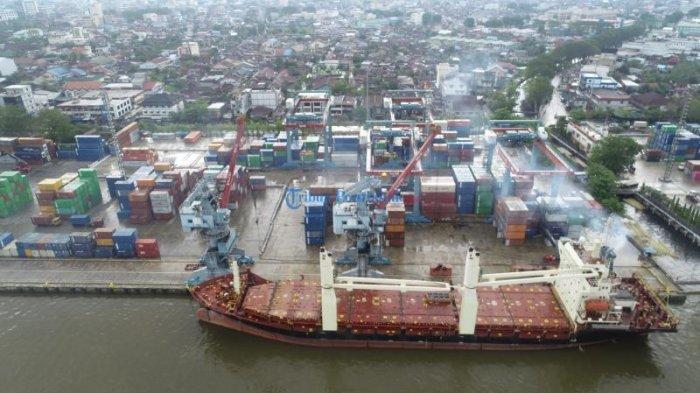 FOTO: Aktivitas Bongkar Muat di Pelabuhan Peti Kemas Dwikora Pontianak ...