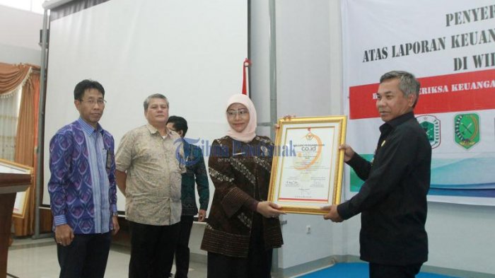 Foto-foto BPK Serahkan Laporan Hasil Pemeriksaan LKPD 2016 - Tribunpontianak.co.id