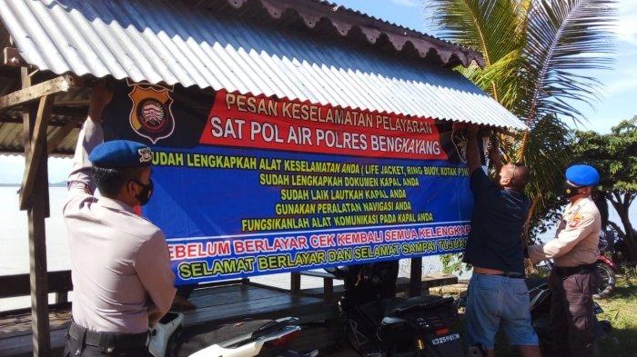 Anggota Sat Polair Polres Bengkayang Pasang Spanduk Imbauan Keselamatan di TPI Desa Karimunting ...