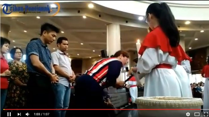 Ribuan Jemaat Gereja Katedral Antusias Mencium Salib Yesus ...