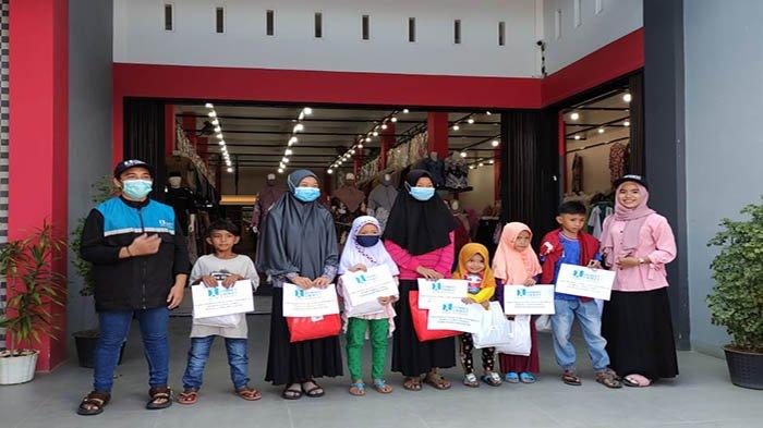 Dompet Ummat Sambas Berbagi dengan Anak Yatim dan Bagikan Kado Lebaran - Tribunpontianak.co.id