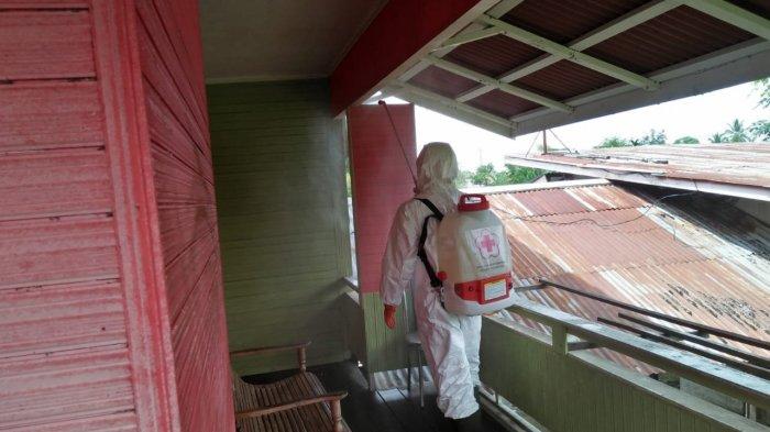 Kenakan APD, Petugas Damkar Semprot Disinfektan di Dua RT yang Terapkan ...