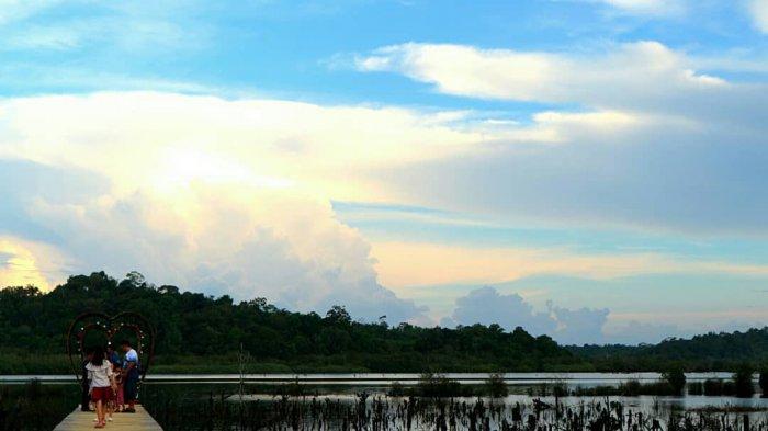 Keindahan Danau Laet Jadi Destinasi Wisata Akhir Tahun ...