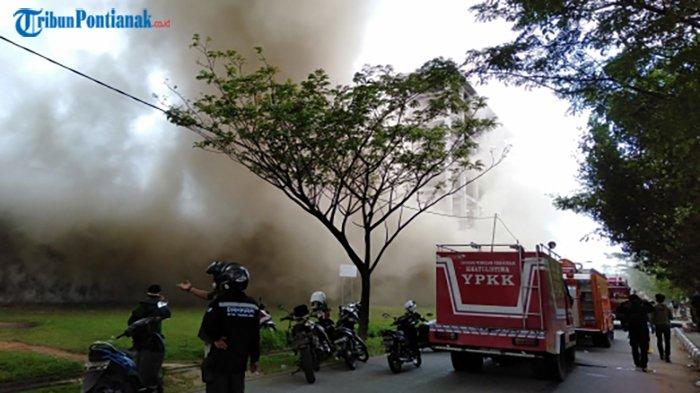 Sudah 3 Jam Lebih Api di Gedung Mangkrak di Belakang RS Untan Belum Padam - Tribunpontianak.co.id
