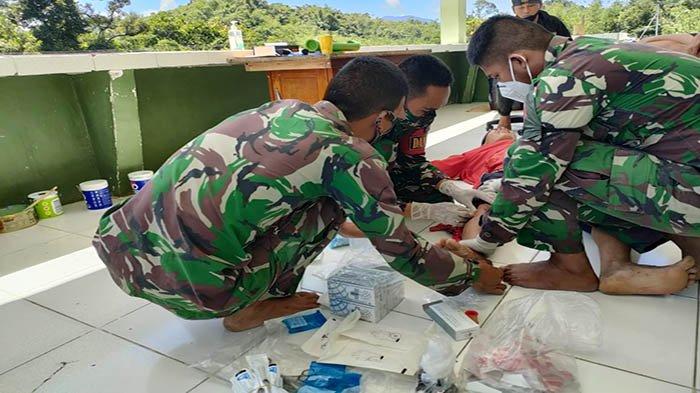 Satgas Pamtas Yonif Mekanis 643/Wns Sigap Tolong Korban Kecelakaan Tunggal Sepeda Motor ...