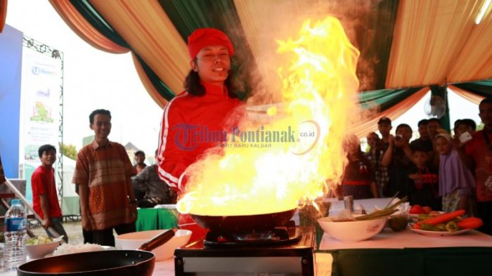 Keren! Aksi Kungfu Chef Muto Demo Masak Sotong di Festival Kuliner dan ...