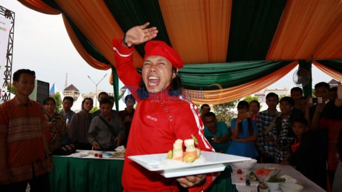 Keren! Aksi Kungfu Chef Muto Demo Masak Sotong di Festival Kuliner dan ...