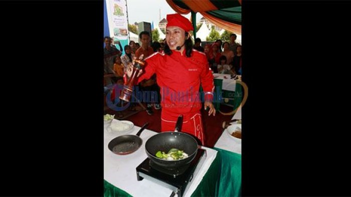 Keren! Aksi Kungfu Chef Muto Demo Masak Sotong di Festival Kuliner dan ...