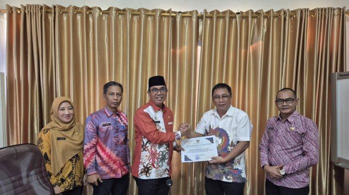 PJ Bupati Kayong Utara Serahkan Piagam Penghargaan Purna Tugas kepada ...