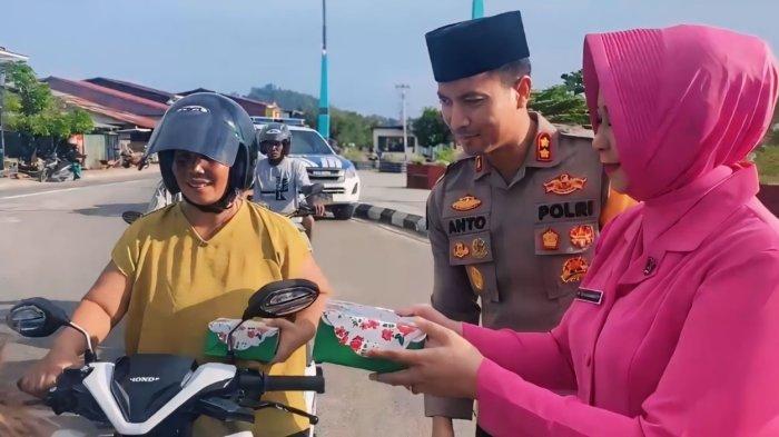 Polres Kayong Utara Bersama Bhayangkari Bagi-bagi Takjil Gratis pada Pengguna Jalan ...