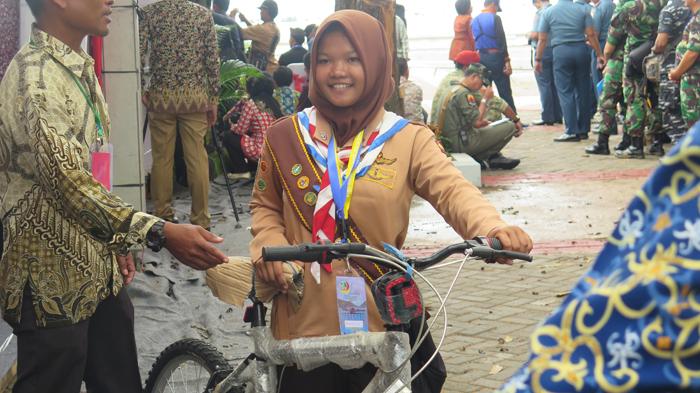 Sempat Grogi, Dian Dapat Sepeda dari Presiden Jokowi - Tribunpontianak ...