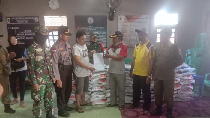 Polsek Semitau Kawal Pendistribusian Beras untuk Warga Terdampak Covid ...