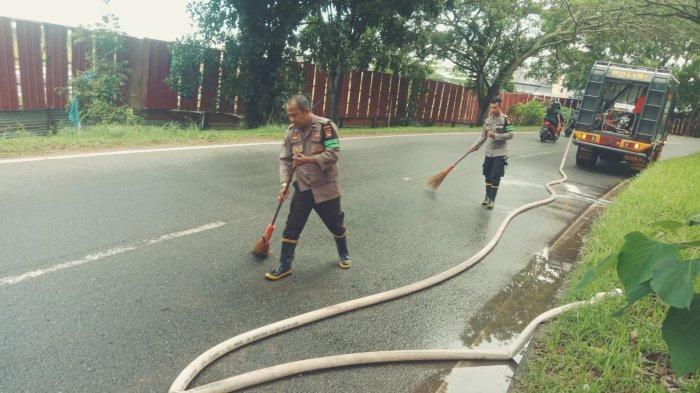 Gerak Cepat Tim SAR Ditsamapta Polda Kalbar Bersihkan Tumpahan Solar di Jalan Mayor Alianyang ...