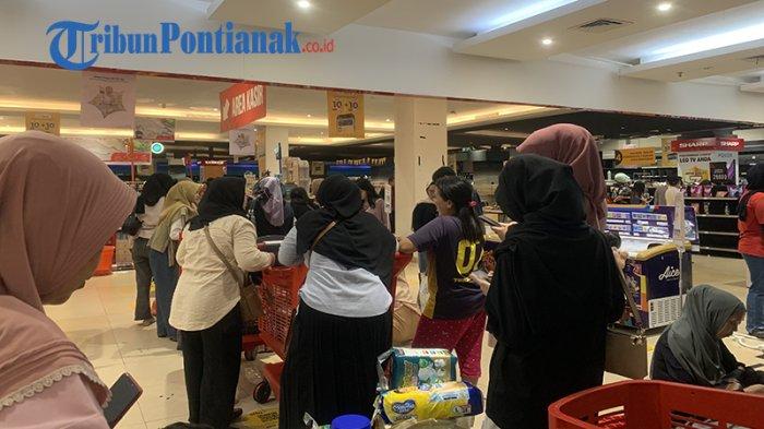 Ramai Pengunjung Diskon Besar-Besaran, Tapi Para Pekerja di Transmart ...