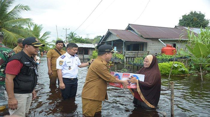 Bupati Satono di Tengah Banjir : Sekolah Pun Terendam - Tribunpontianak.co.id