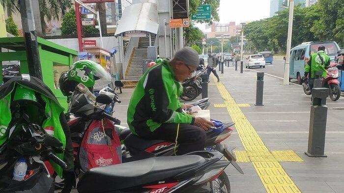 Foto Driver Ojek Online Sedang Baca Alquran Sambil Tunggu Orderan Viral ...