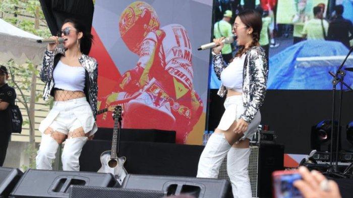 FOTO: Duo Gobas Hibur Pengunjung Nonton Bareng Moto GP di Pontianak ...