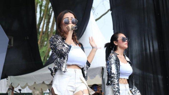 FOTO: Duo Gobas Hibur Pengunjung Nonton Bareng Moto GP di Pontianak ...
