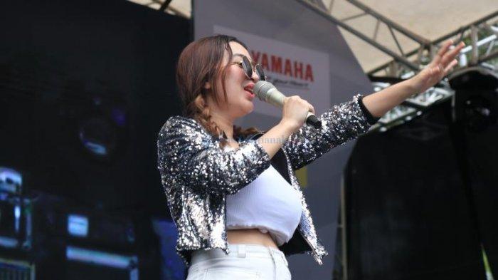 FOTO: Duo Gobas Hibur Pengunjung Nonton Bareng Moto GP di Pontianak ...