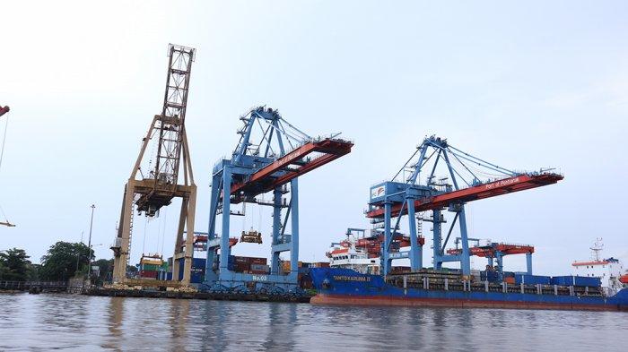 Aktivitas Masuk dan Keluar Barang di Pelabuhan Dwikora Pontianak ...