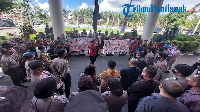 Tolak Kenaikan BBM, Puluhan Mahasiswa Unjuk Rasa Sampaikan 4 Poin Tuntutan - Tribunpontianak.co.id