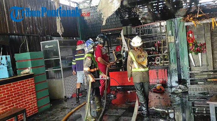 Rumah Makan Sop Mak Garang Pancasila Terbakar, Pengunjung Berhamburan ...