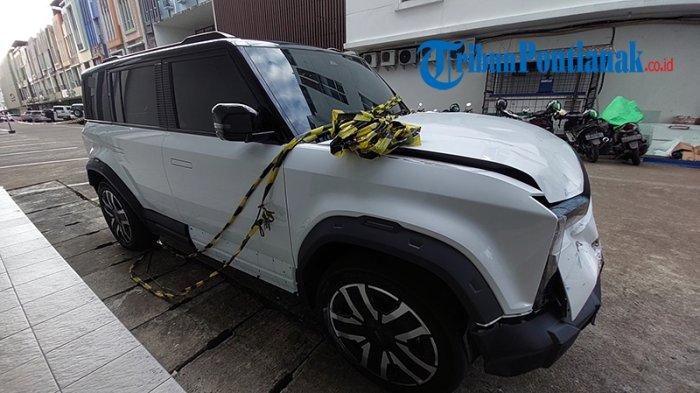 Hilang Kendali Saat Ambil Tiket Parkir, Mobil di Pontianak Tabrak 10 Sepda Motor dan 1 Ruko ...