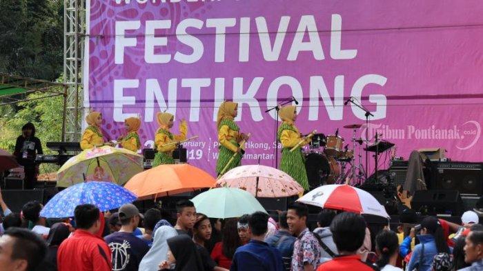 FOTO: Festival Crossborder Entikong Bertabur Rangkaian Kegiatan Menarik ...