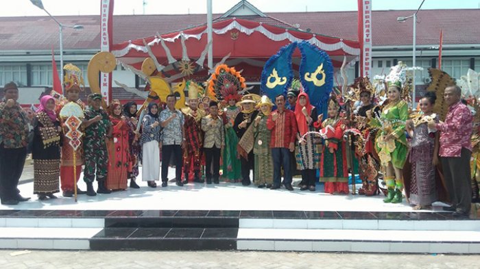 Hairiah: Karnaval Tenun Sambas untuk Melestarikan Warisan dan Budaya - Tribunpontianak.co.id