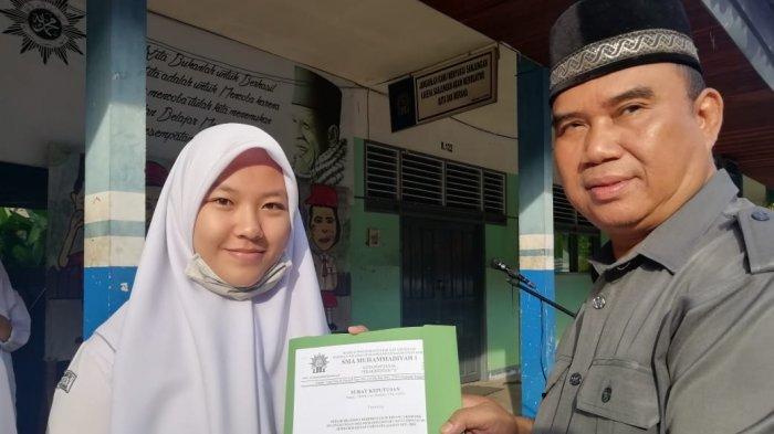 SMA Muhammadiyah I Pontianak Berikan Beasiswa Bagi Siswa Berprestasi Bidang Akademik ...